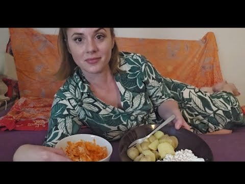 ASMR ICH ESSE ZU ABEND UND BRABBLE AUF DEUTSCH :)